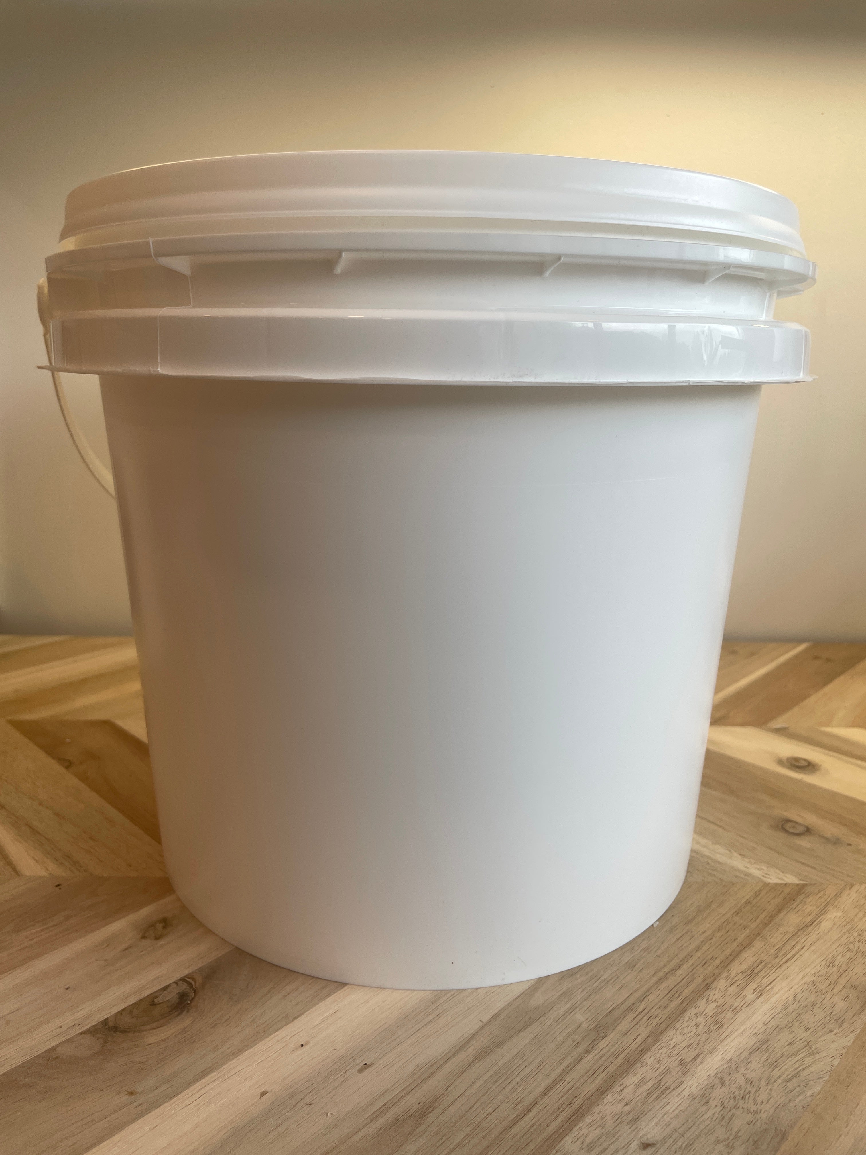 15 kg White Plastic Pail with Lid | Ottawa Beekeeping Supplies